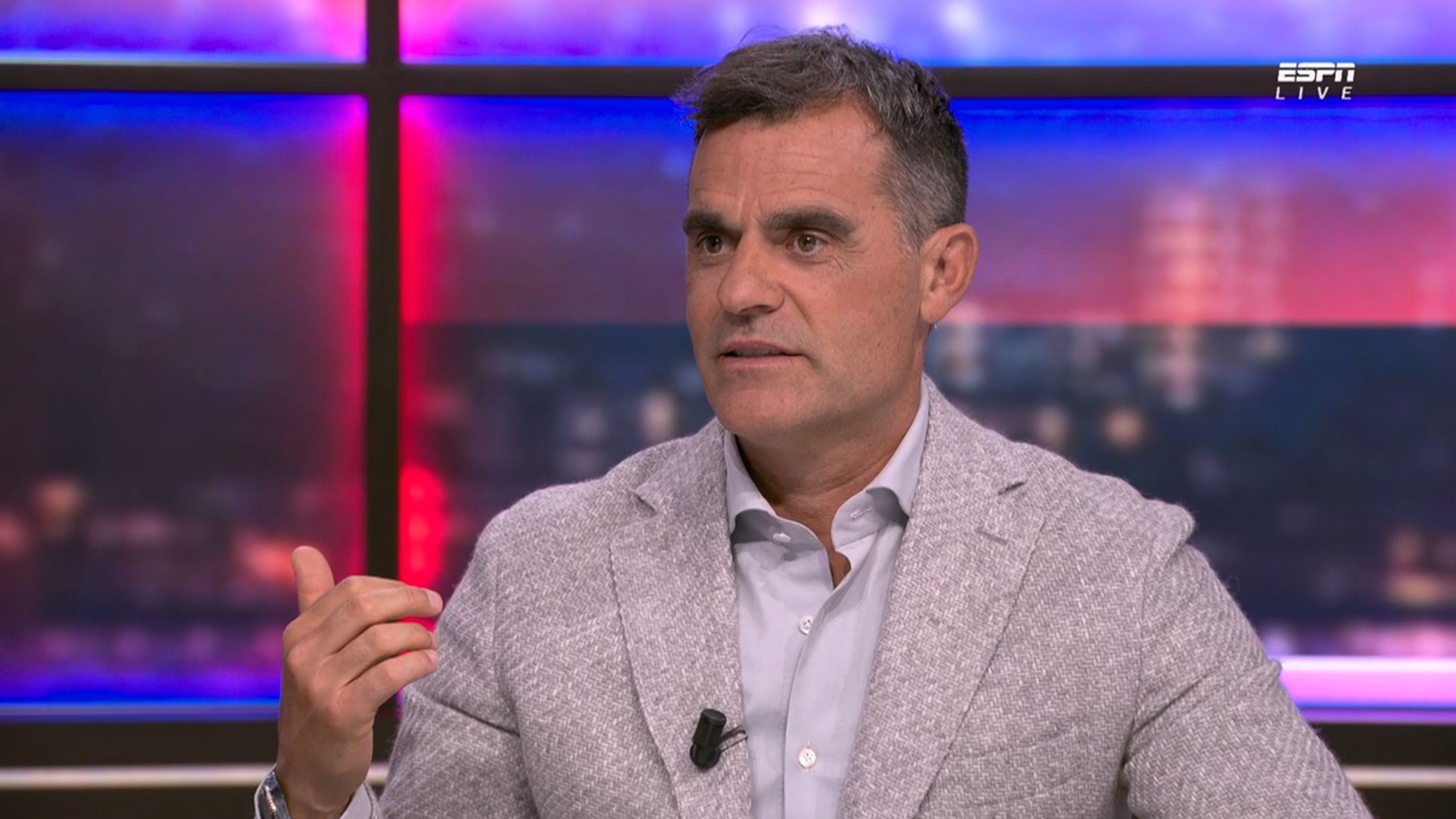 Kenneth Perez ziet wereld van verschil bij Ajax: 'Die zou al drie keer van zijn voet gestuiterd ...